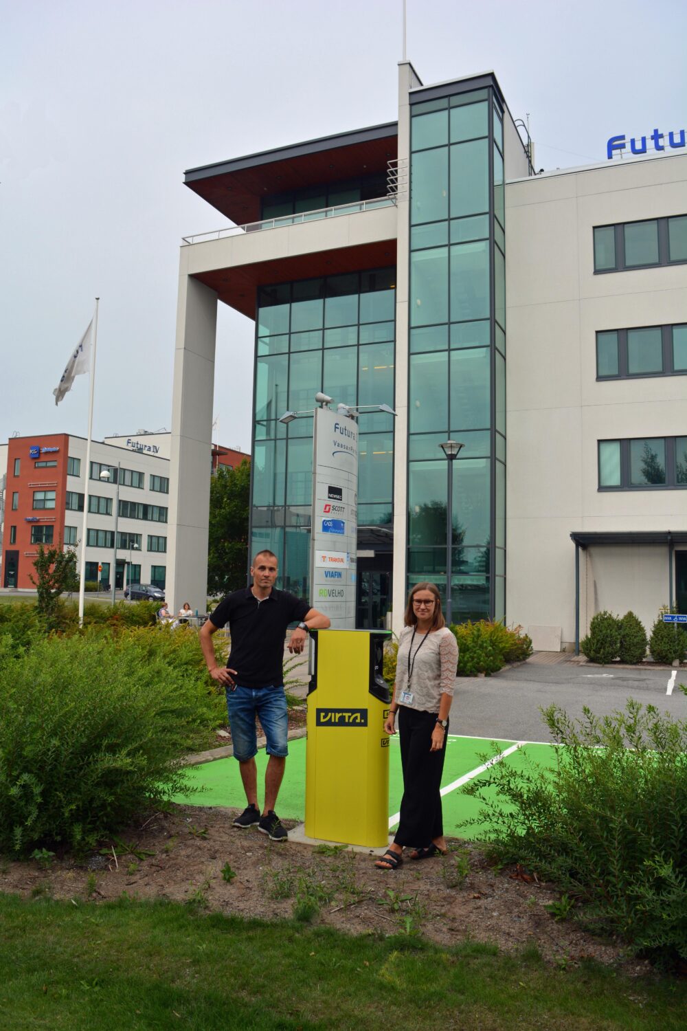 Futura IV:ssa sähkö- ja hybridiautojen latauspiste | Vaasa Parks